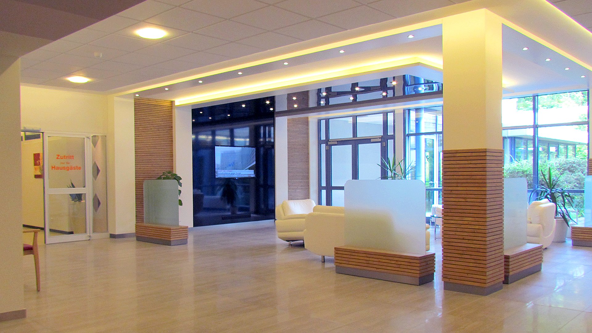 Gemütliche Lounge mit TV im Rehazentrum Bad Bocklet